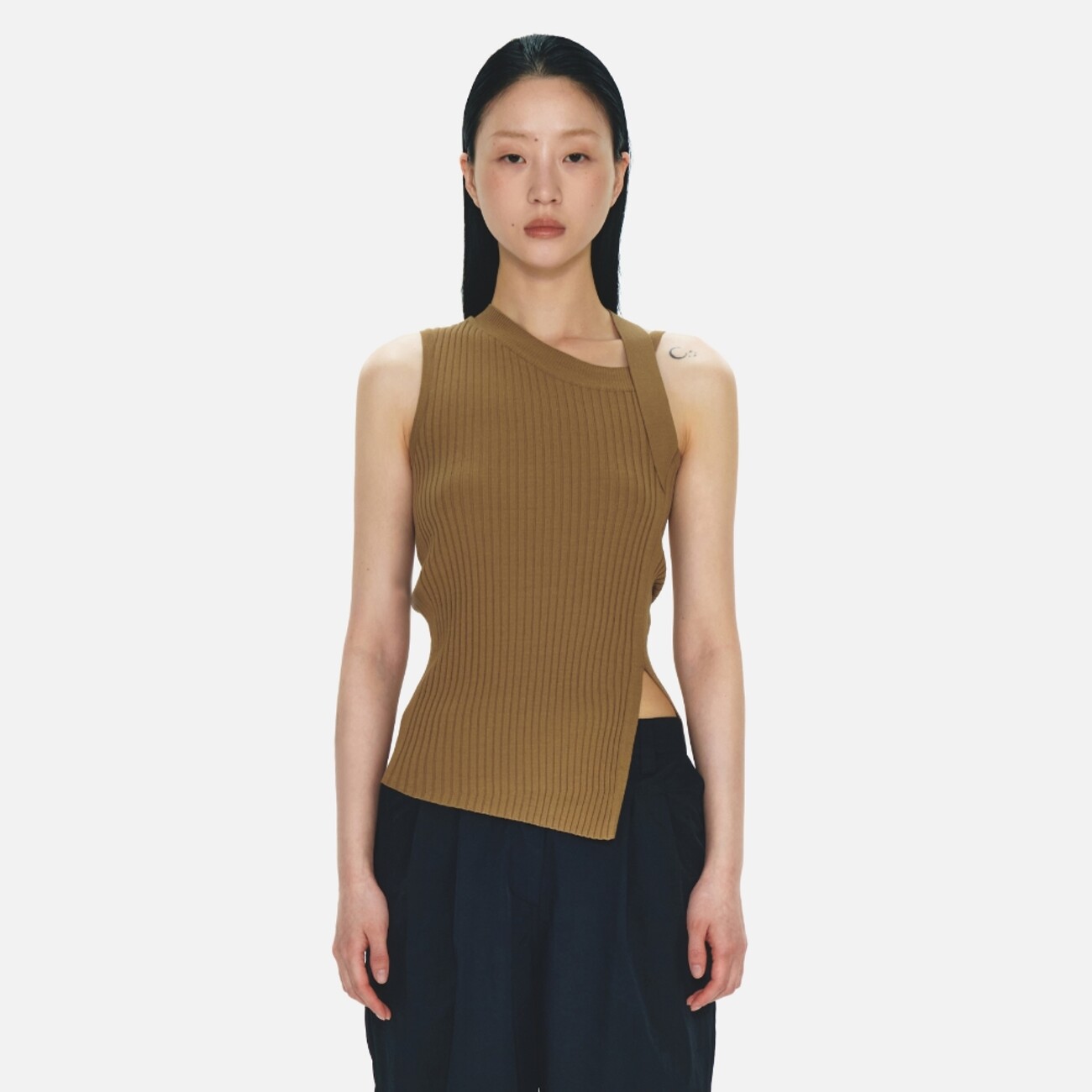 essential by eql(에센셜바이이큐엘) | 실시간 인기 스타일 | Strap Detail Unbalanced Knit Top (khaki brown) | 온더룩